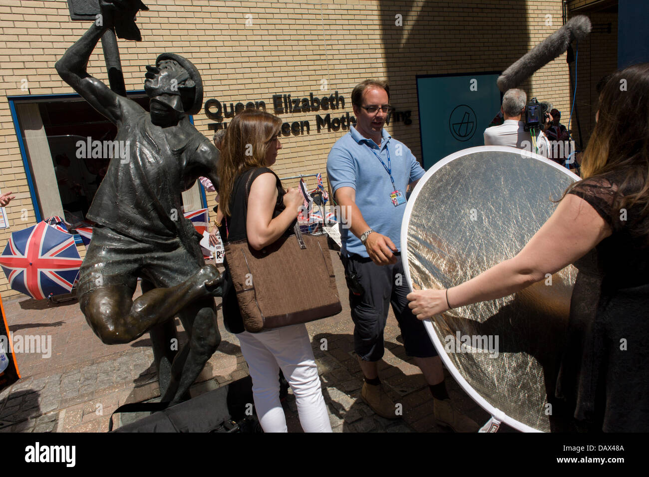London 19th July 2013: Media and reflectors as tension mounts outside ...