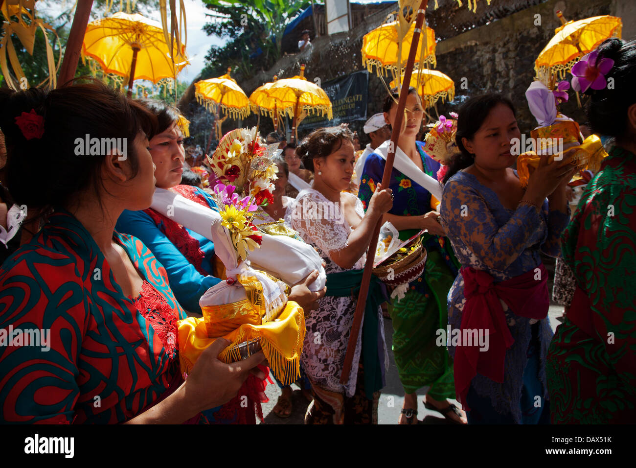 Funeral procession to Penestenan cremation ground, Bali Stock Photo - Alamy