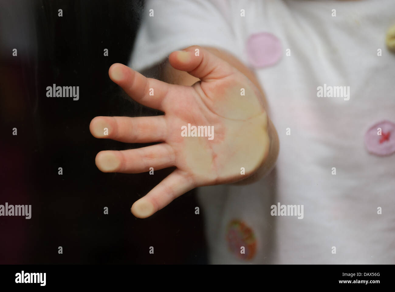 Child behind glass hi-res stock photography and images - Alamy