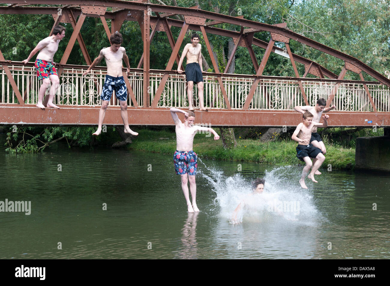 Teenagers jump into river hi-res stock photography and images - Alamy