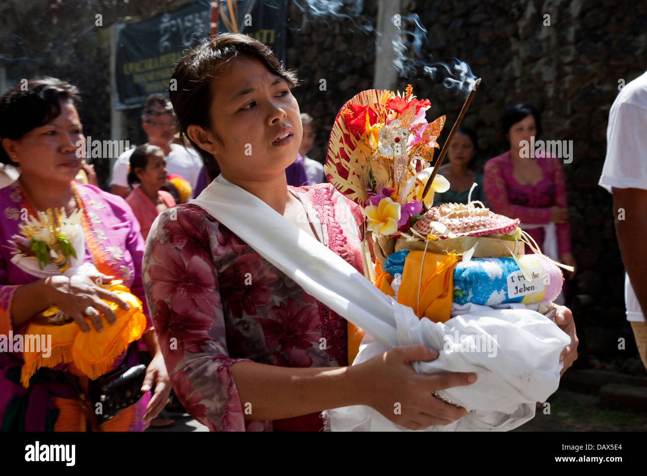 Funeral procession to Penestenan cremation ground, Bali Stock Photo - Alamy
