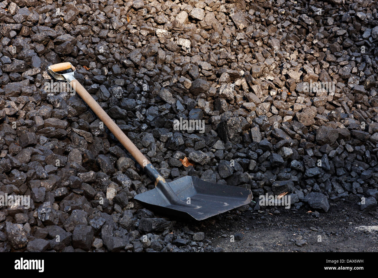 Coal shovel hi-res stock photography and images - Alamy