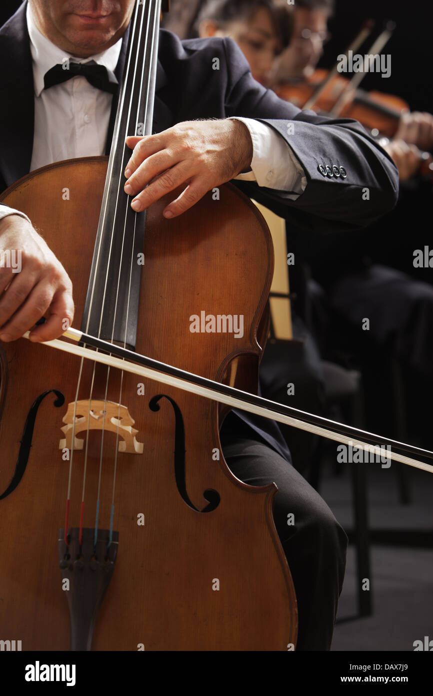 Classical music, cellist and violinists Stock Photo - Alamy