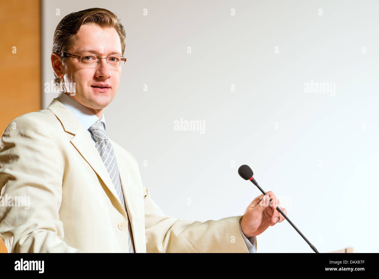 Business meeting man presenter hi-res stock photography and images - Alamy