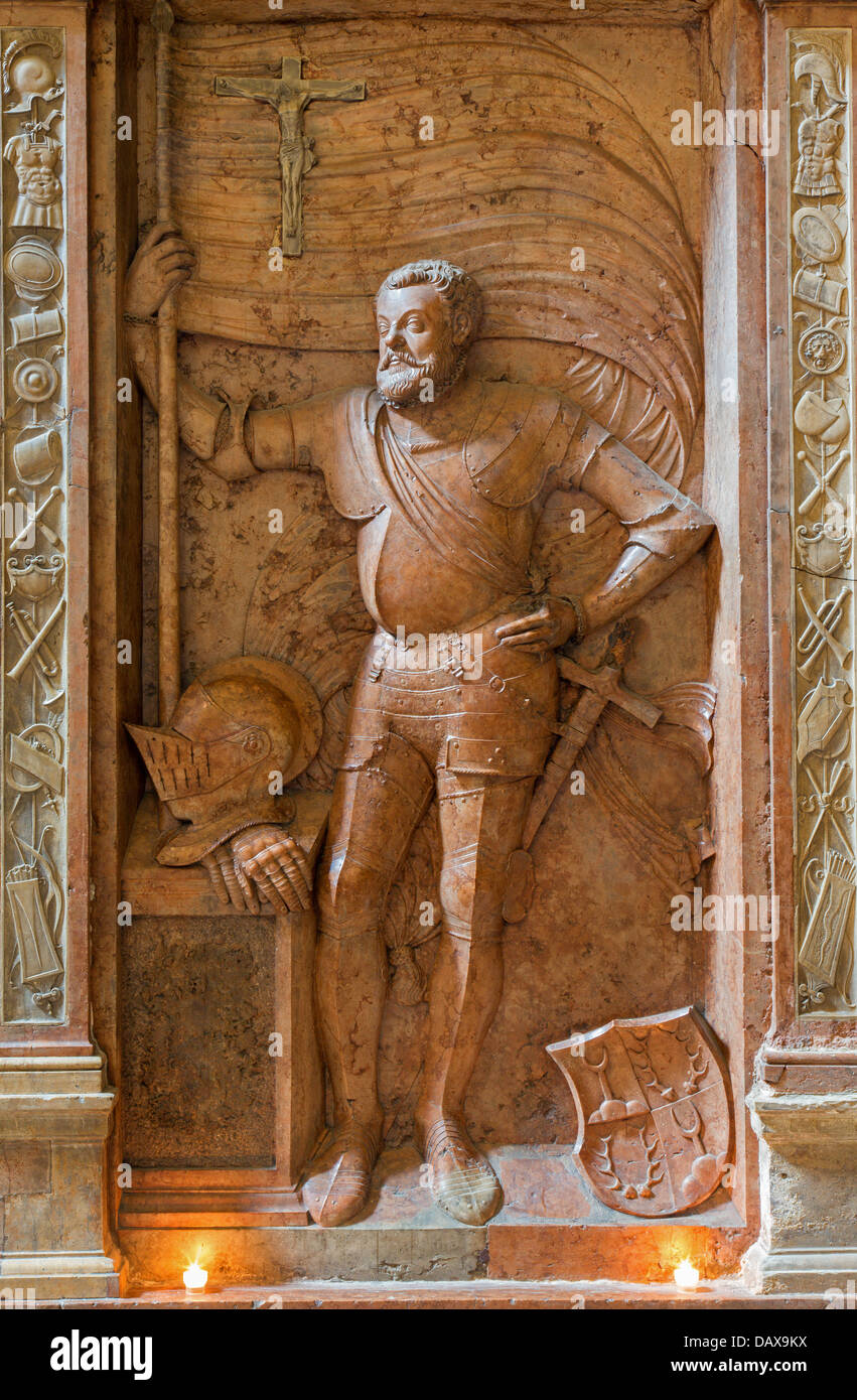 Tomb sculpture knight hi-res stock photography and images - Alamy
