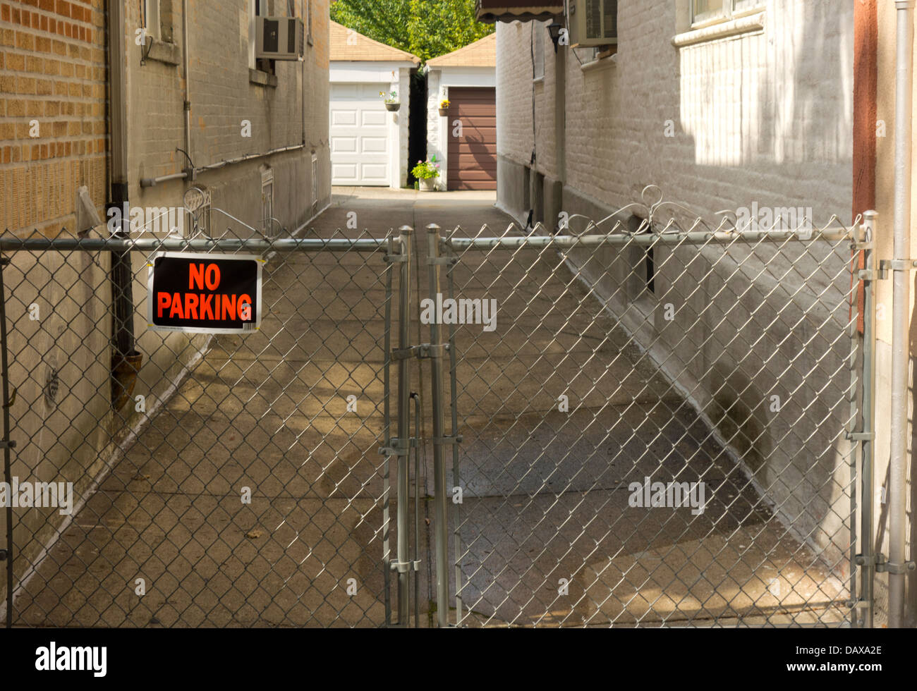 New york alley way fence hi-res stock photography and images - Alamy