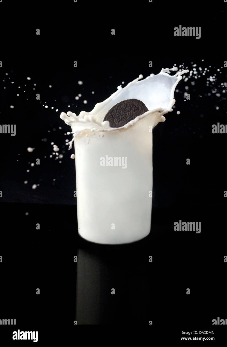 Oreo milk splash Stock Photo - Alamy