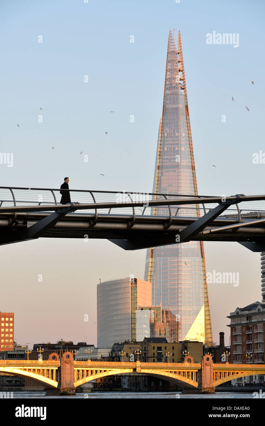 London glass building tall building hi-res stock photography and images ...