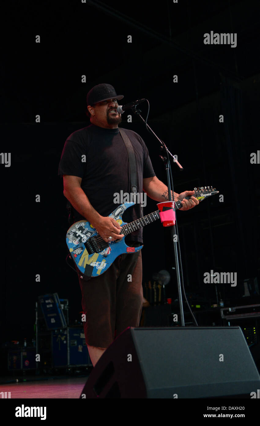 Pennywise guitarist hi-res stock photography and images - Alamy