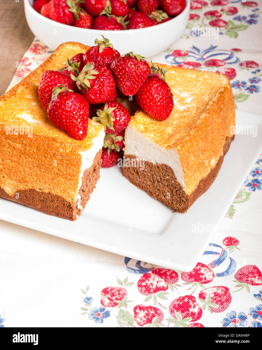 Angel food cake hi-res stock photography and images - Alamy