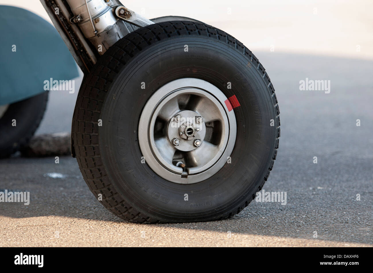 Aeroplane tyre hi-res stock photography and images - Alamy