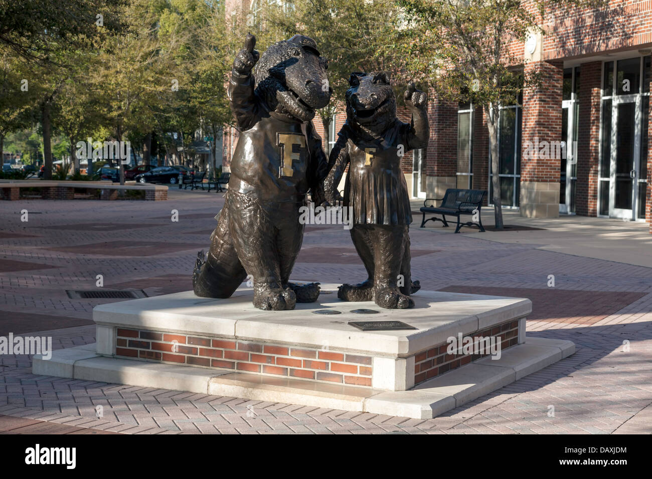 Gator mascots Albert and Alberta's bronze statues are a favorite local ...