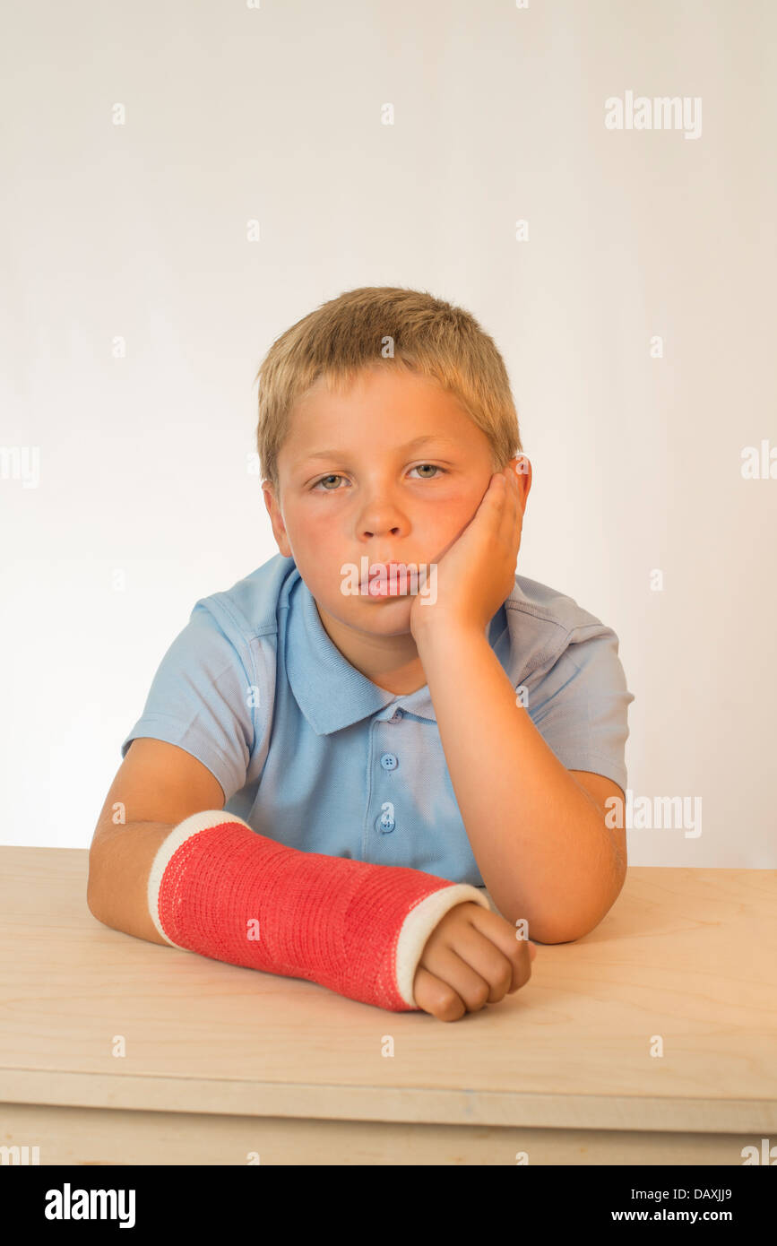 Sad young boy with arm in plaster cast Stock Photo - Alamy