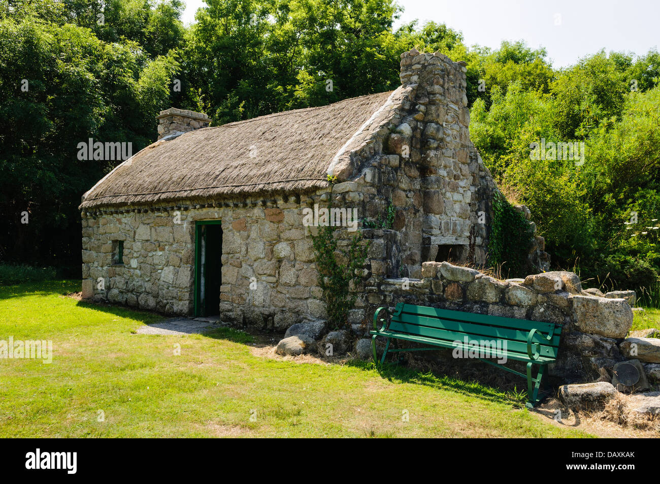 Old irish cottage hi-res stock photography and images - Alamy