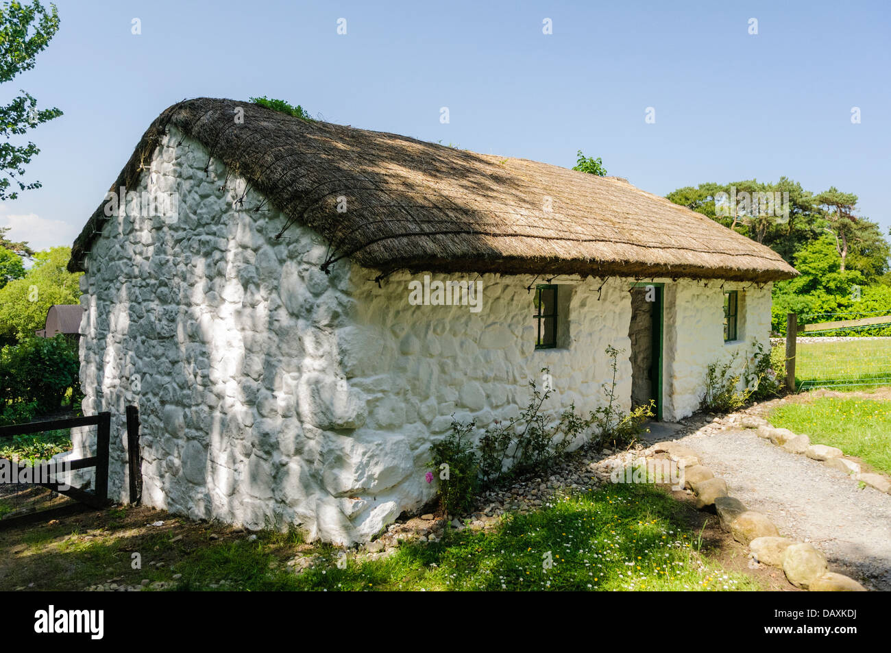 Traditional irish stone cottage thatched hi-res stock photography and ...