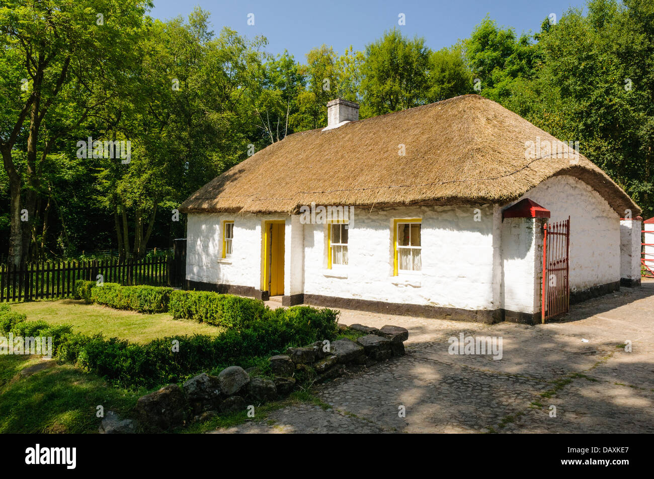 Traditional irish stone cottage thatched hi-res stock photography and ...