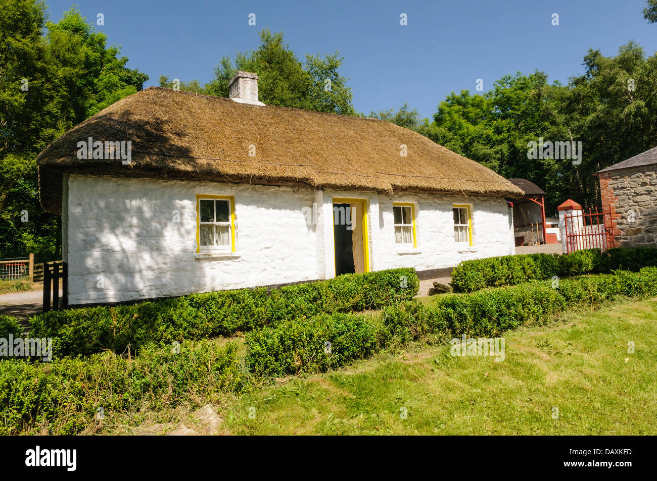 Irish thatched cottage hi-res stock photography and images - Alamy