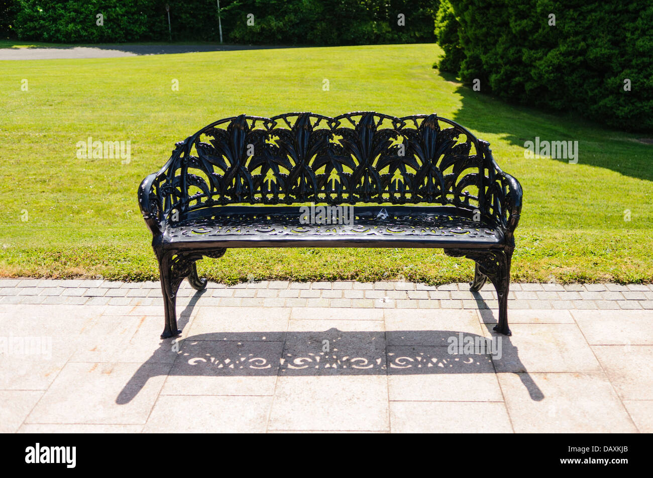 Old fashioned garden bench hi-res stock photography and images - Alamy