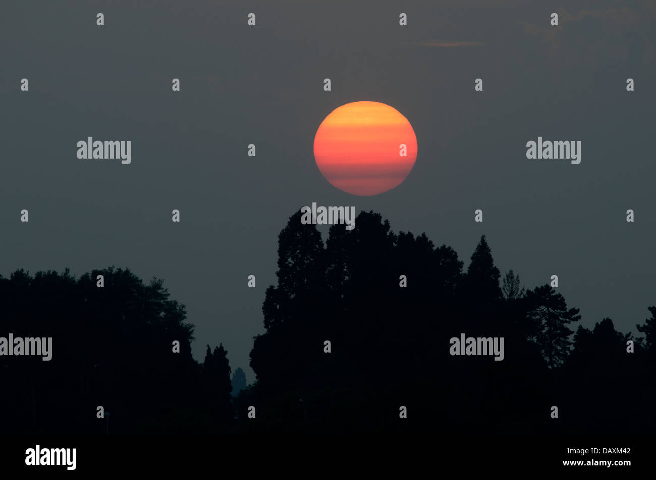 Big sun setting hi-res stock photography and images - Alamy