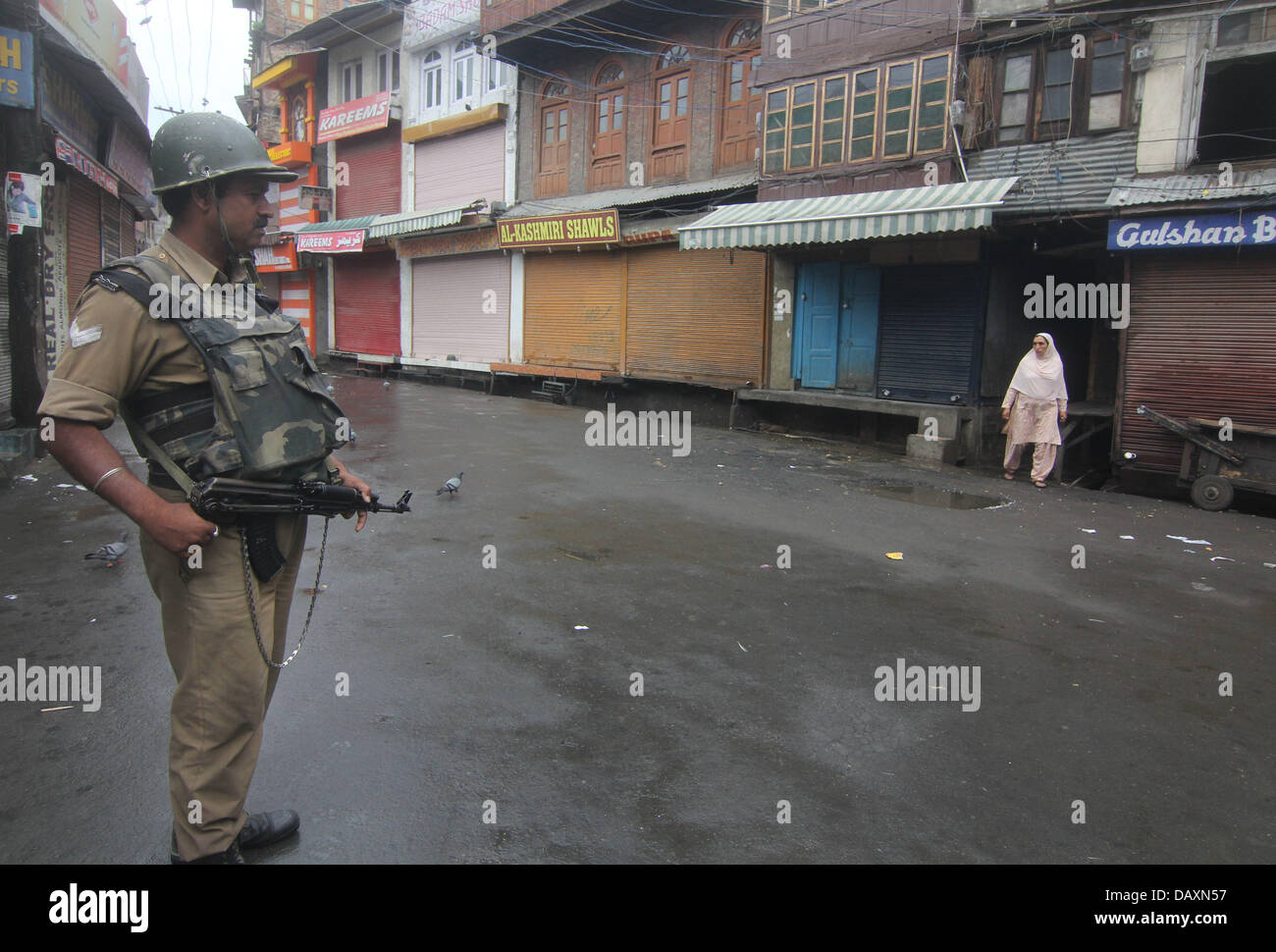 Paramilitary personnel stand hi-res stock photography and images - Alamy