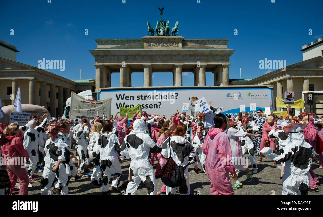 Cow parade 2013 hi-res stock photography and images - Alamy