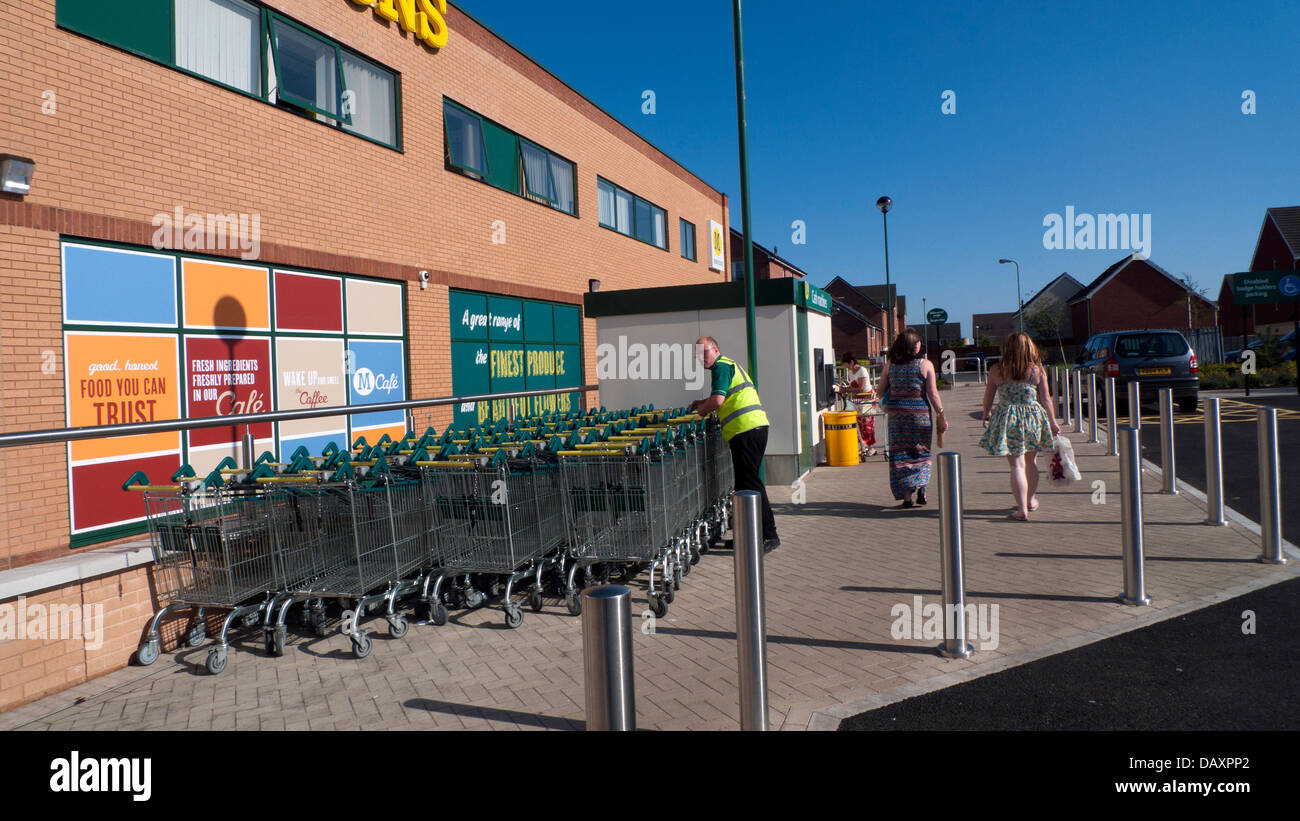 Supermarket exterior hi-res stock photography and images - Alamy