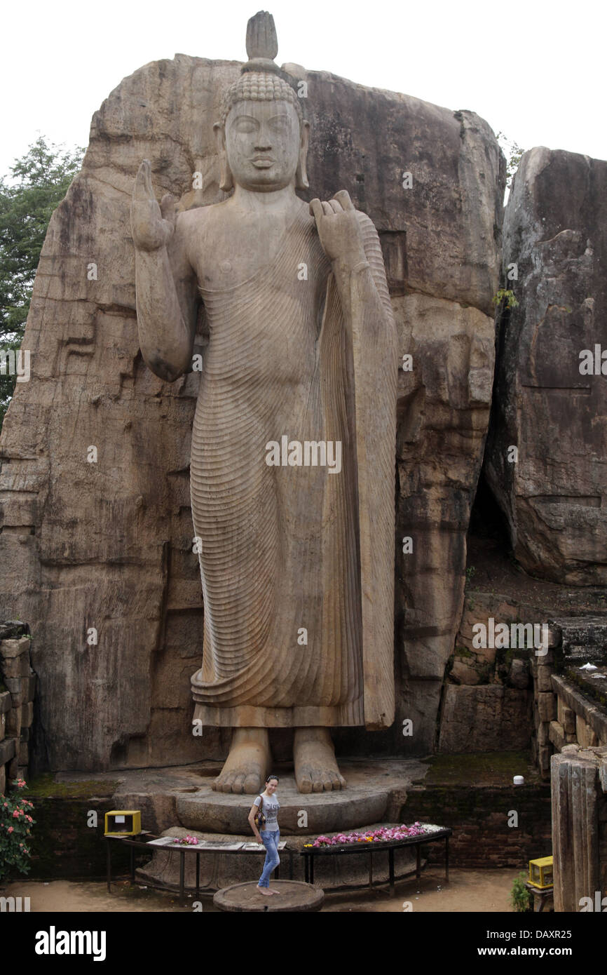 Sri lanka aukana buddha statue hi-res stock photography and images - Alamy
