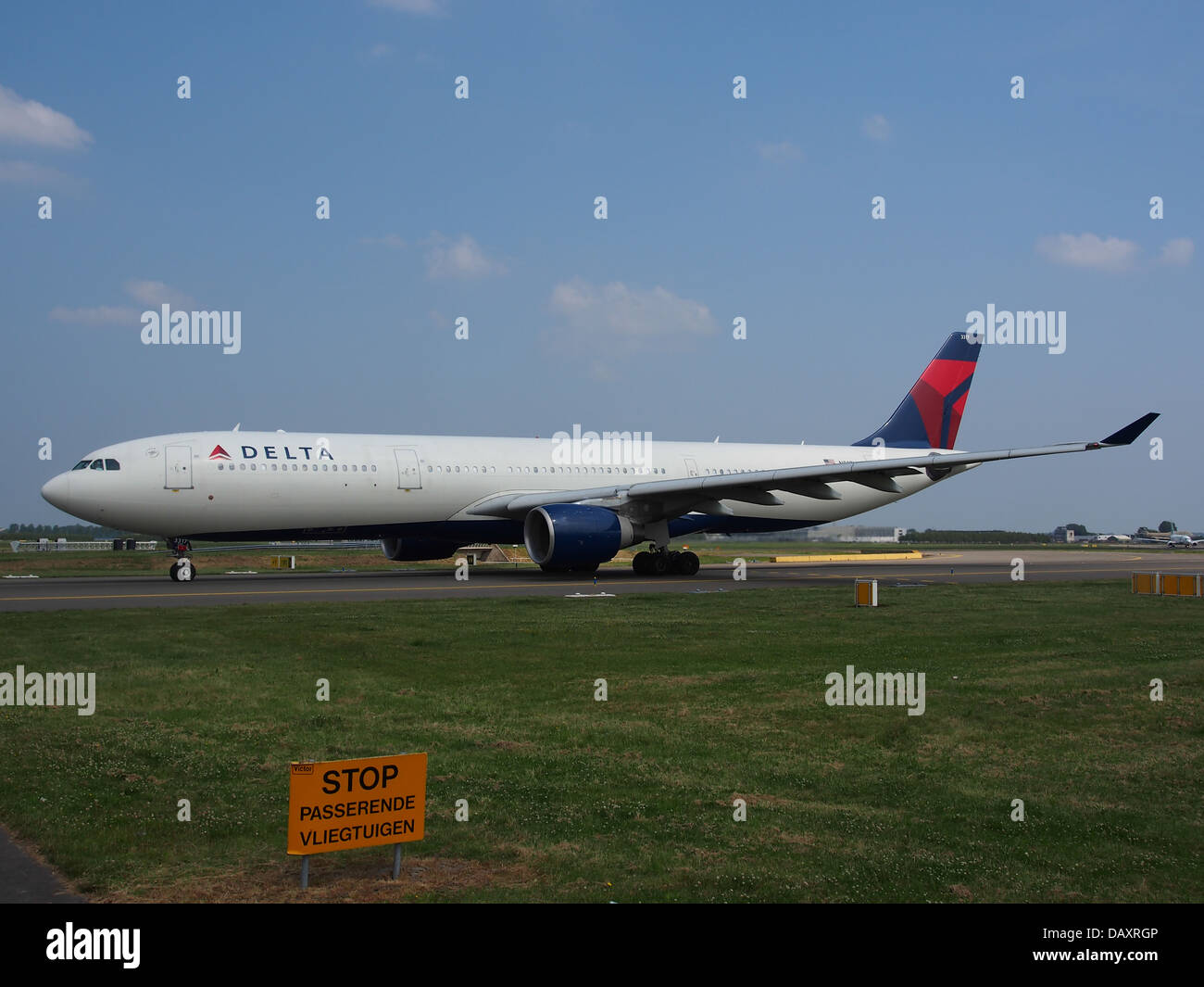 Delta airways pilot hi-res stock photography and images - Alamy