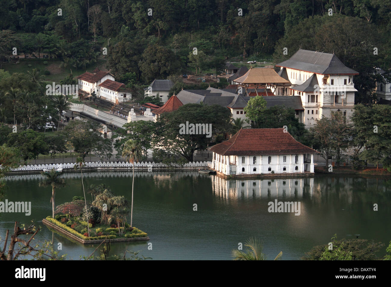 TEMPLE OF THE TOOTH RELIC KANDY SRI LANKA 11 March 2013 Stock Photo - Alamy