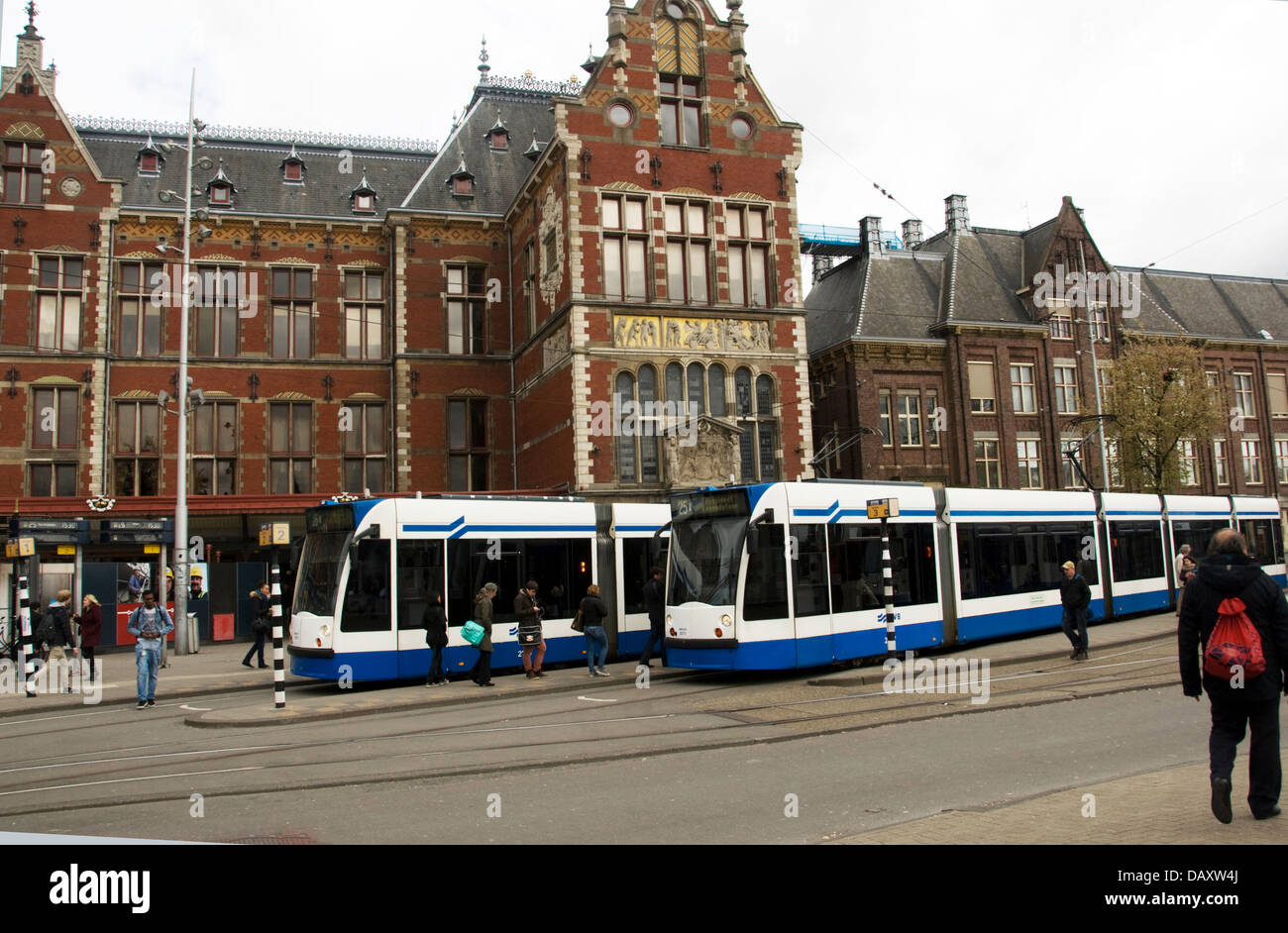 NETHERLANDS; AMSTERDAM; BENDY BUSES PICKING UP PASSENGERS OUTSIDE ...