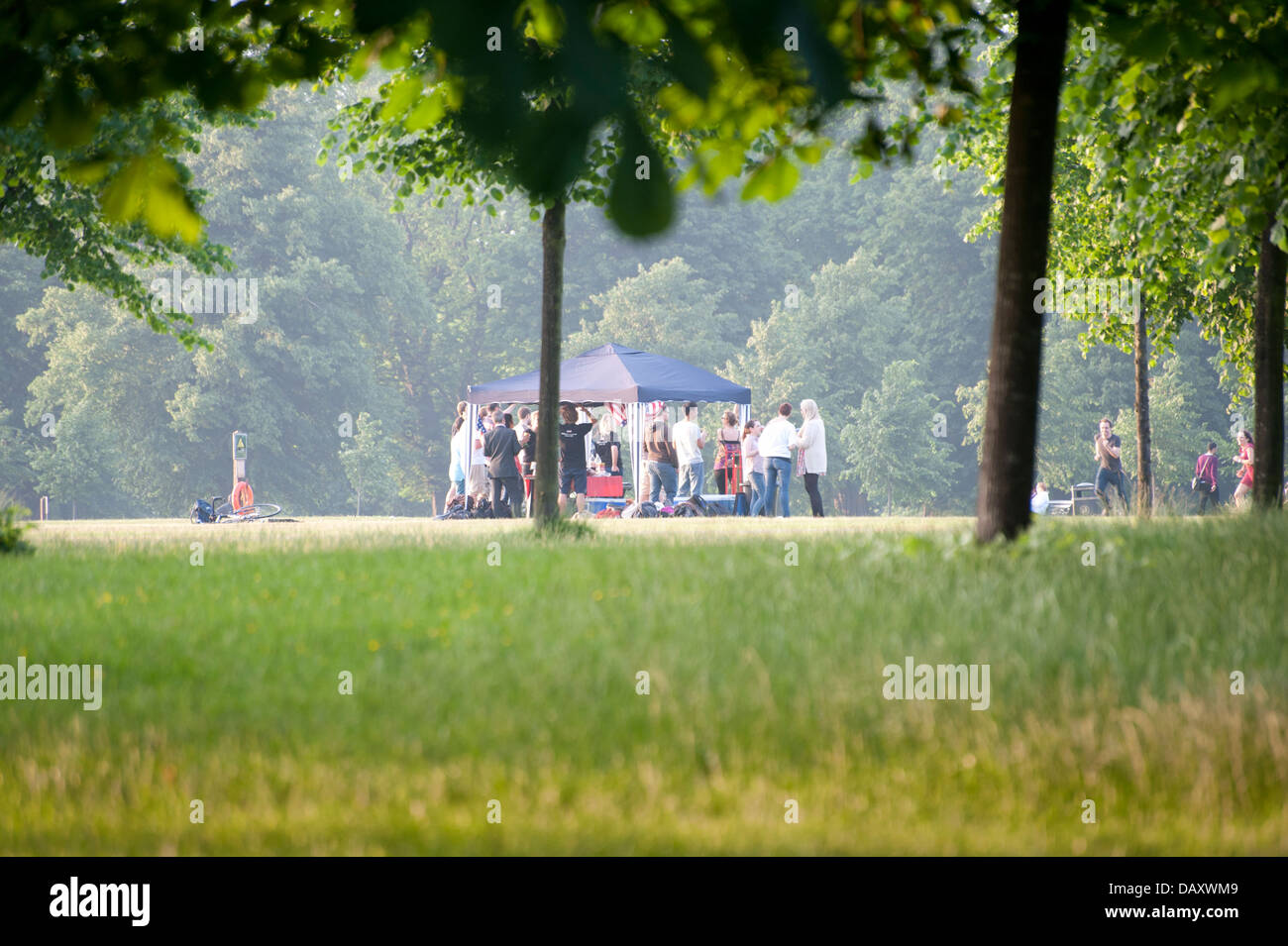 groups of young adults socialising summers day Kensington gardens Stock ...