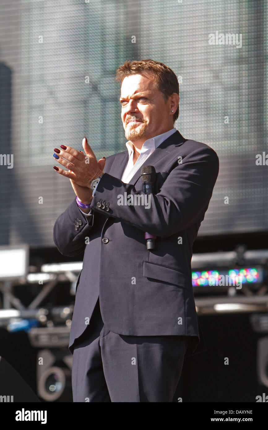 Eddie izzard on stage hi-res stock photography and images - Alamy