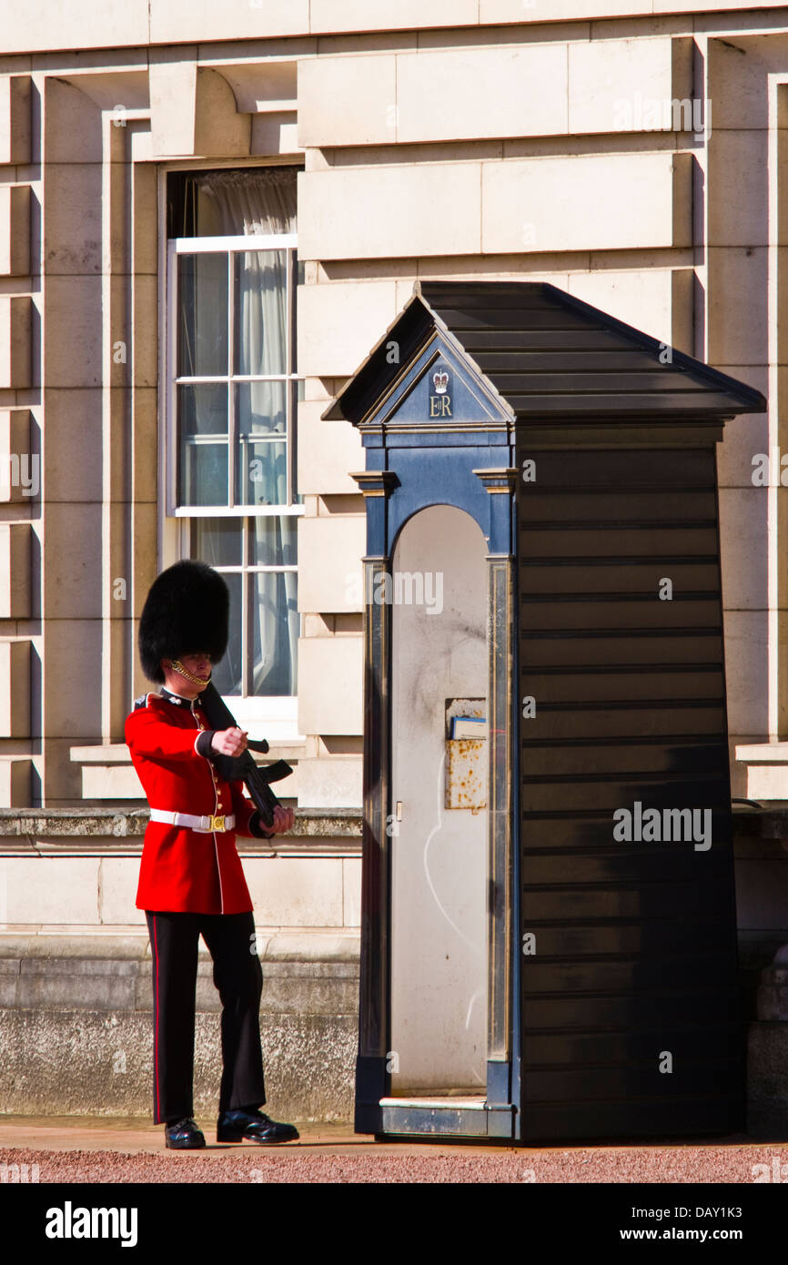Buckingham Palace And Sentry Box High Resolution Stock Photography and ...