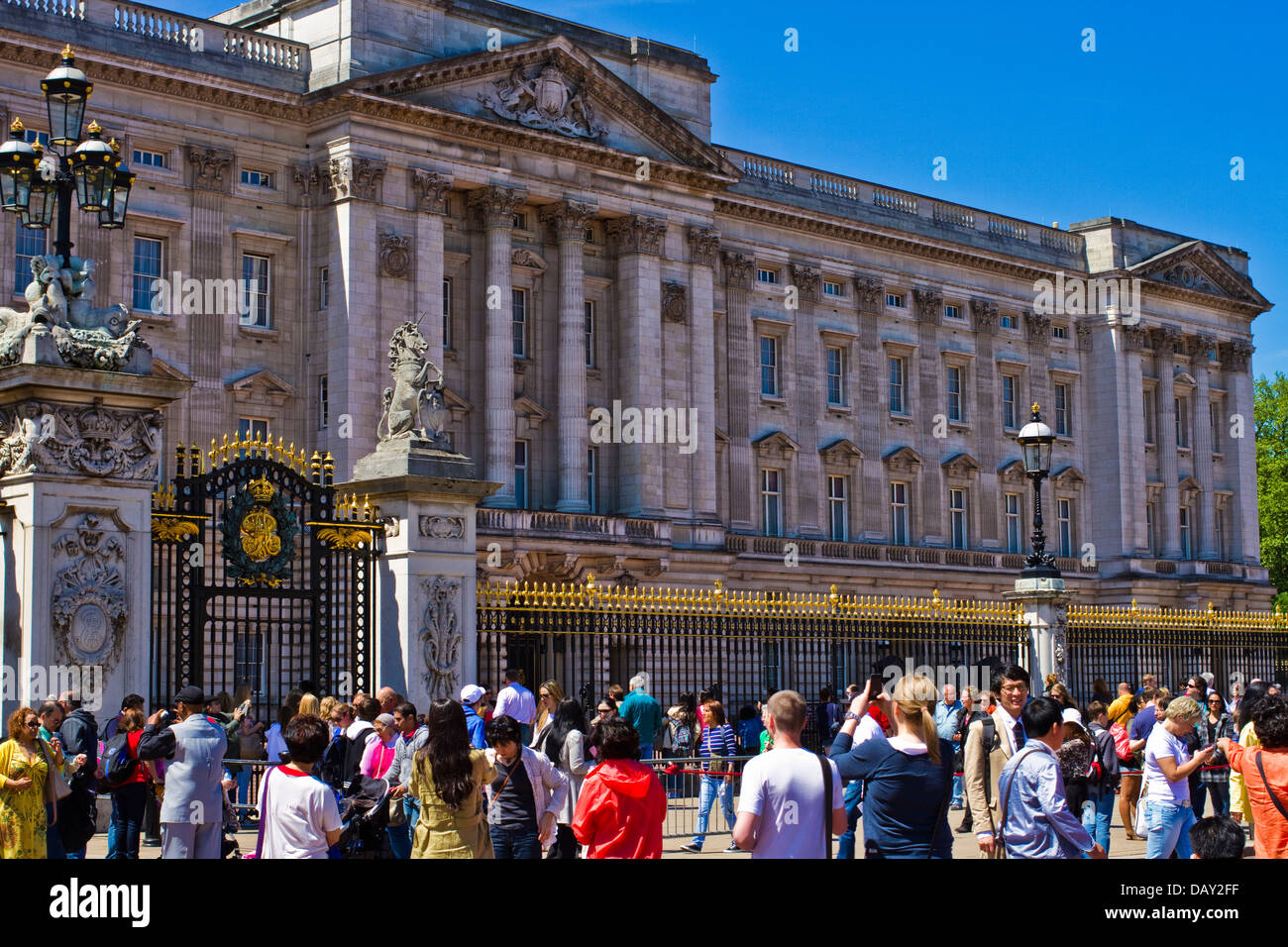 Crowds of visitors outside of Buckingham palace, London Stock Photo - Alamy