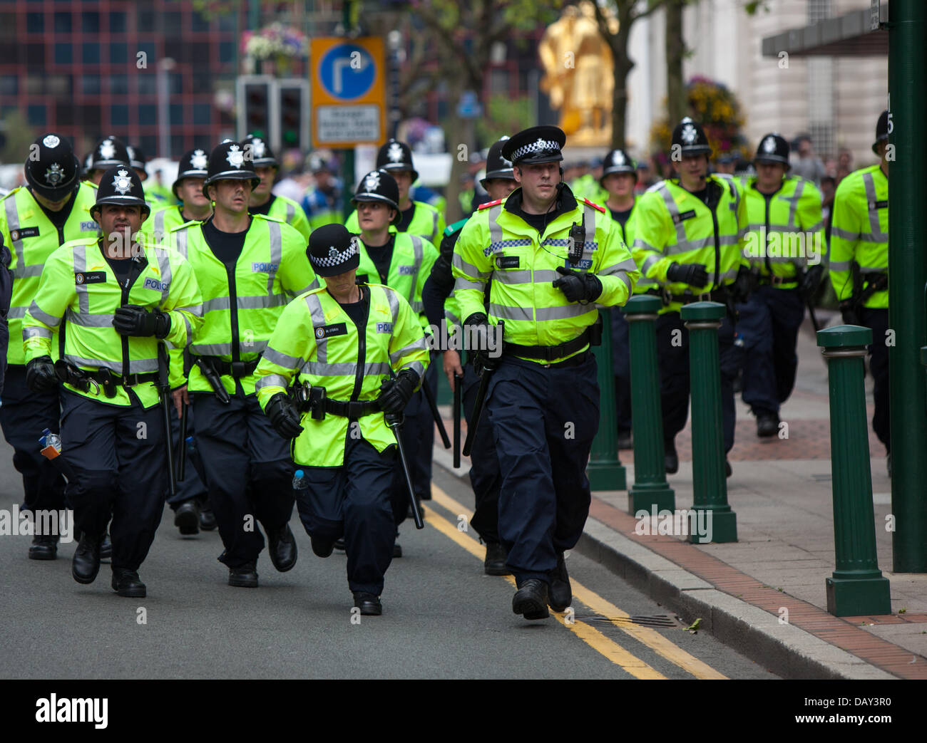 Birmingham, UK. 20th July 2013. Police sprint into position along Broad ...