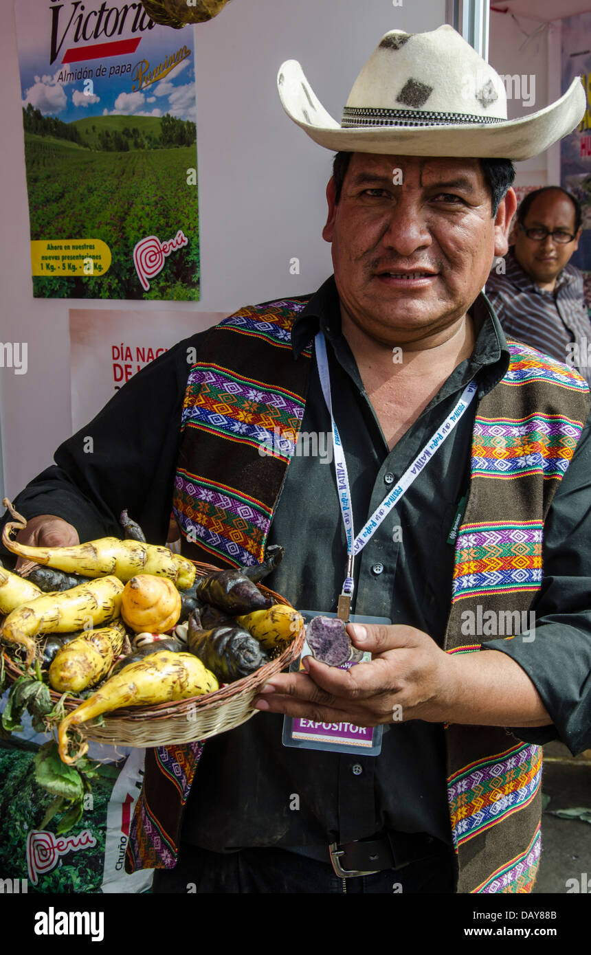 Farmers of native potatoes of the Peruvians Andes Stock Photo - Alamy
