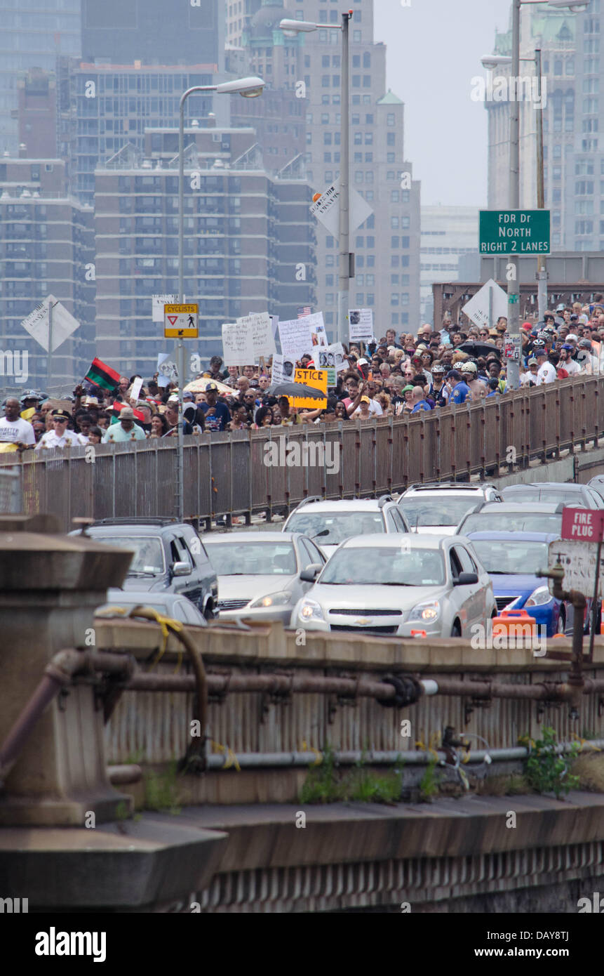 Marchers march across the brooklyn bridge hi-res stock photography and ...