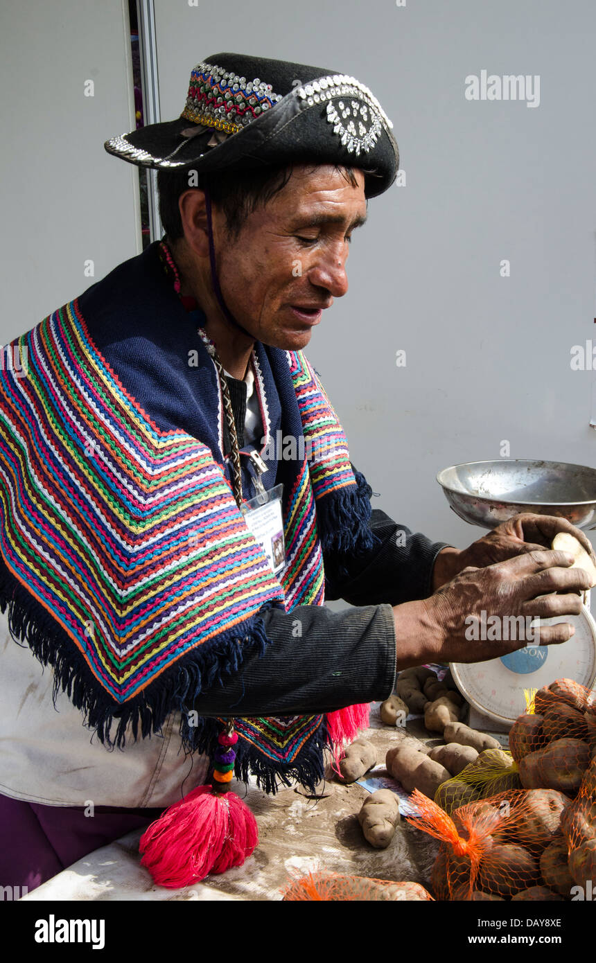 Farmers of native potatoes of the Peruvians Andes Stock Photo - Alamy