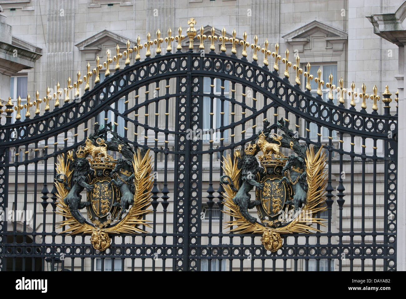 Buckingham palaces gate hi-res stock photography and images - Alamy
