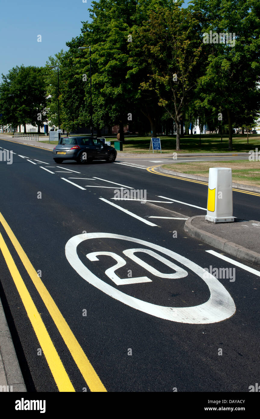 20 mph speed limit markings hi-res stock photography and images - Alamy