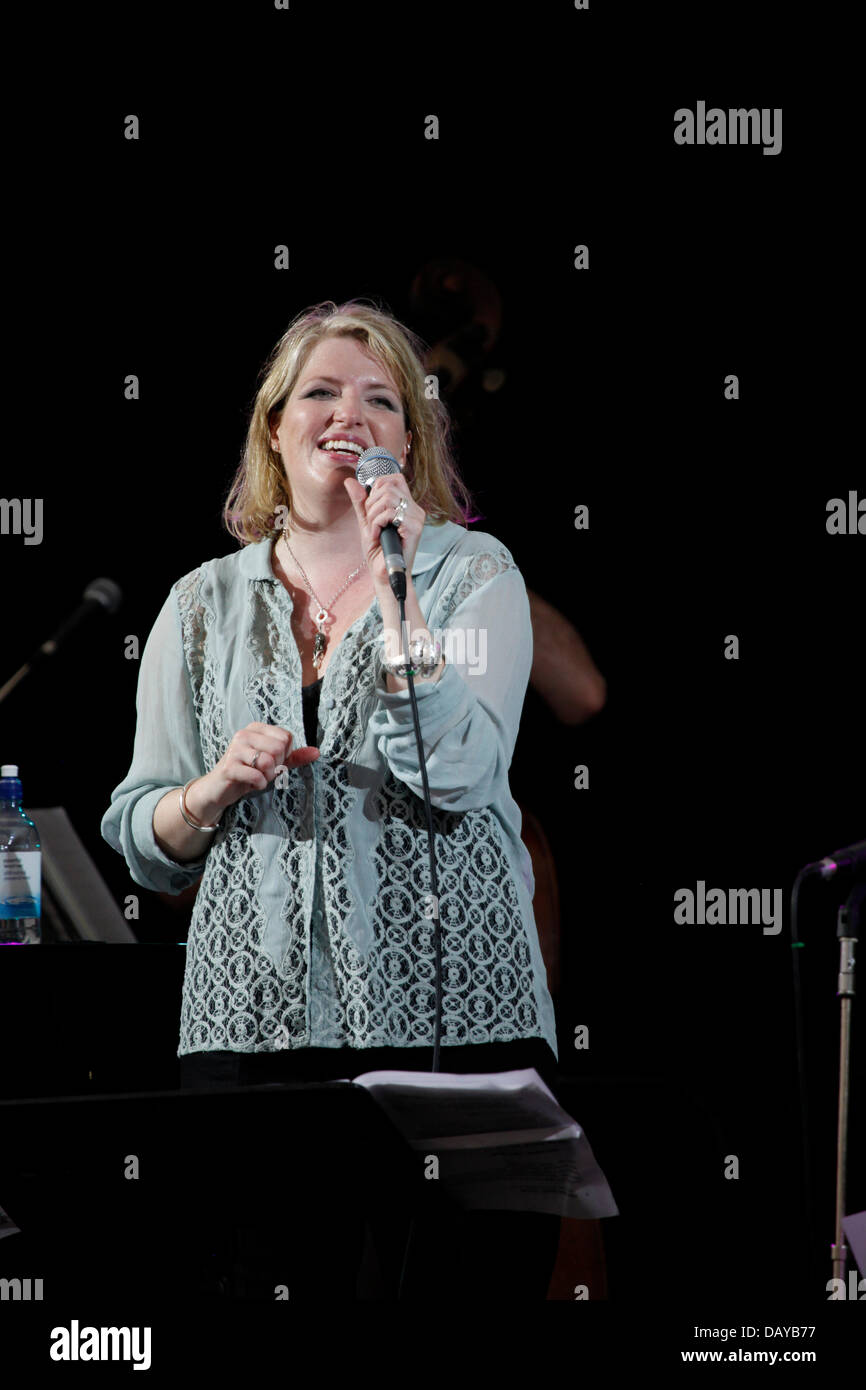 Female jazz vocalist hi-res stock photography and images - Alamy