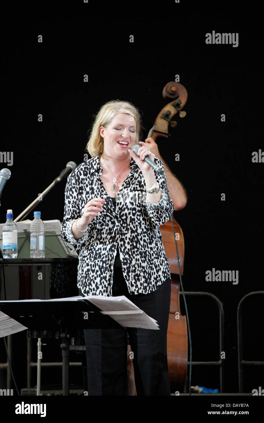 Singer vocalist hi-res stock photography and images - Alamy