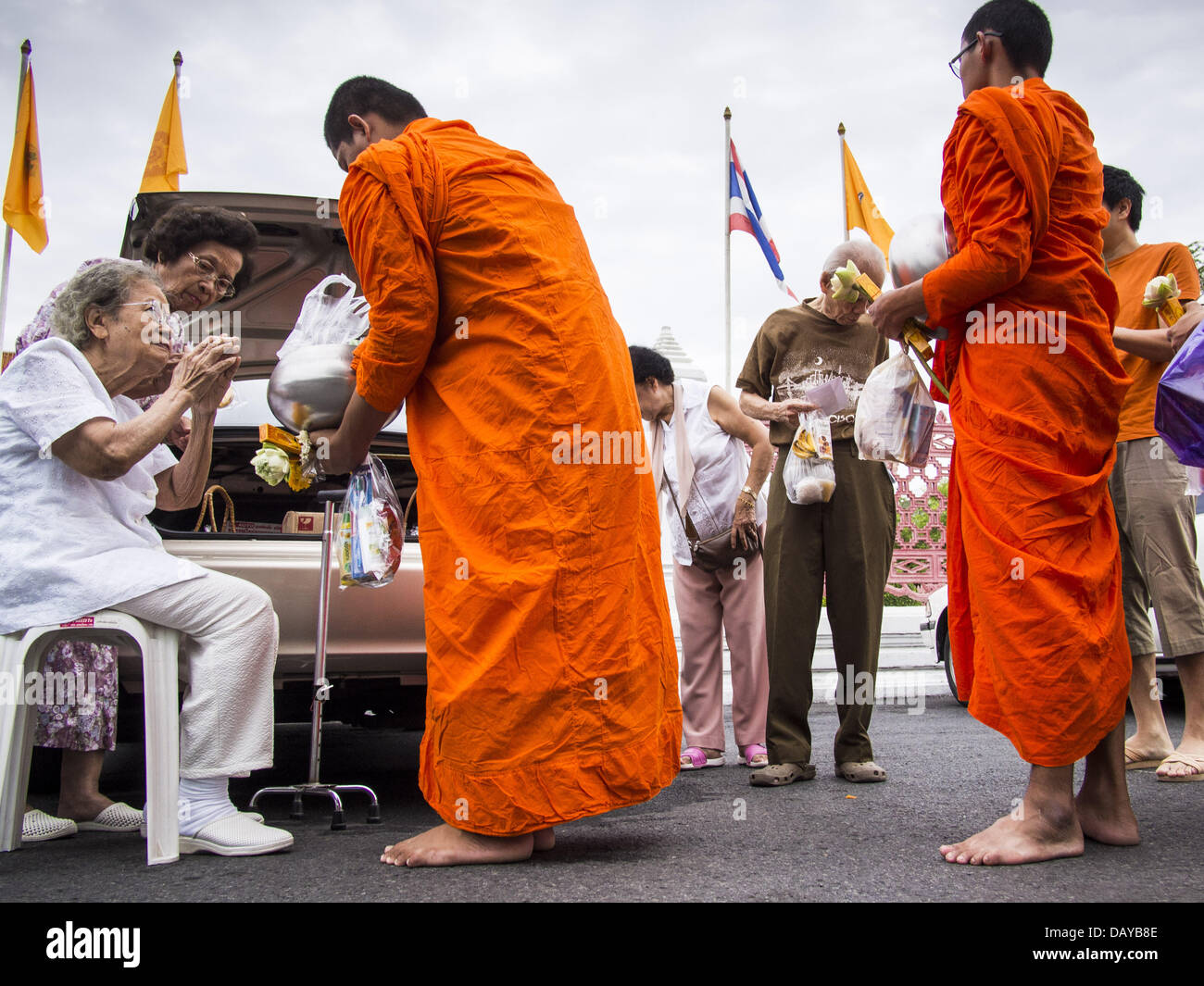 Elderly bangkok monks hi-res stock photography and images - Alamy