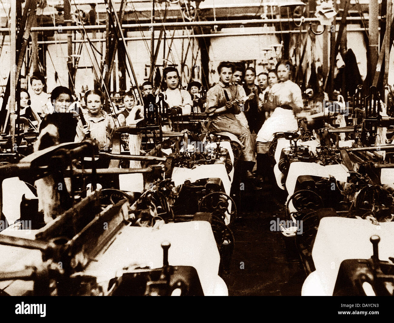 Cotton mill workers 1900s hi-res stock photography and images - Alamy