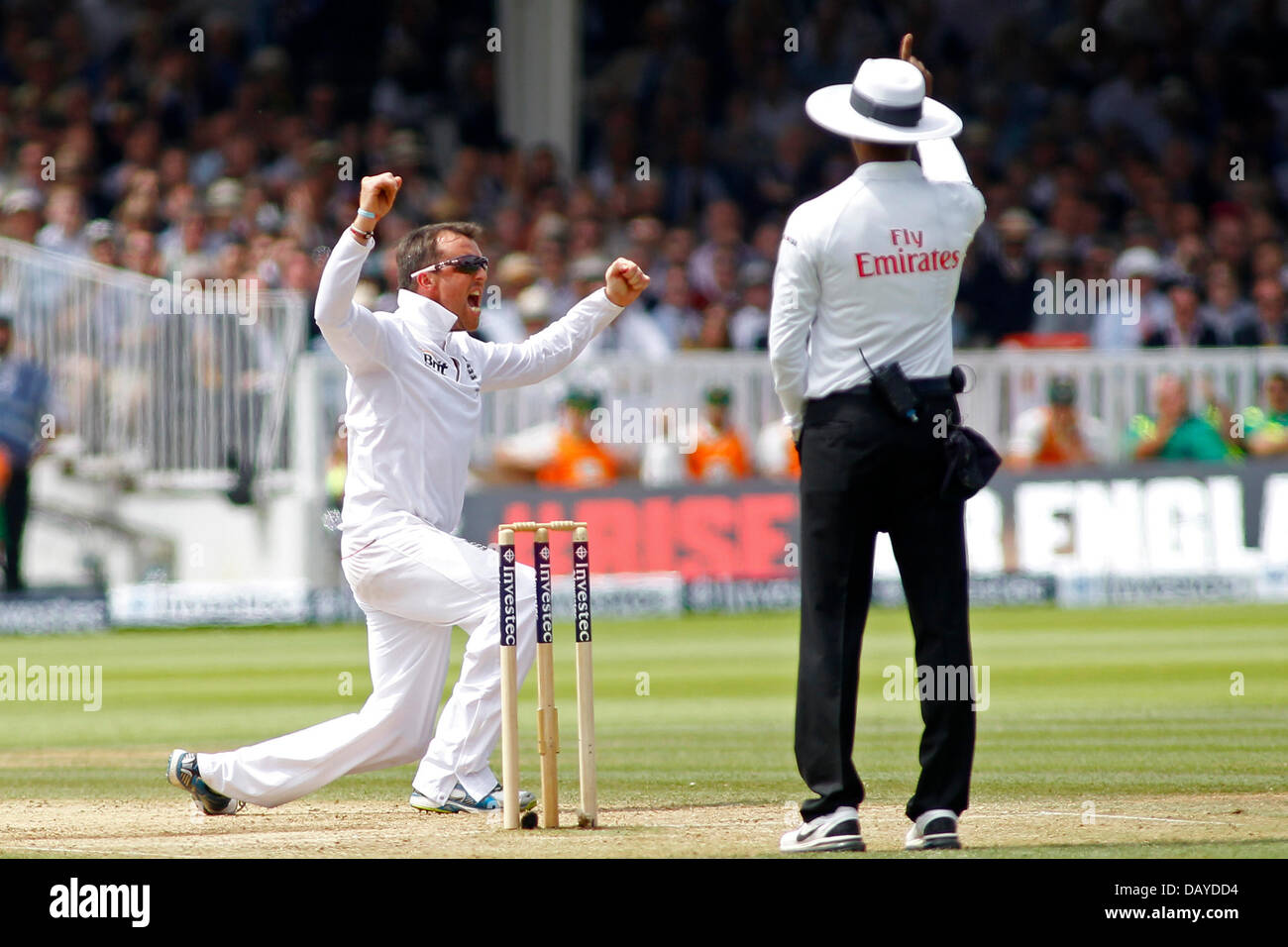 Cricket umpire signals out hi-res stock photography and images - Alamy