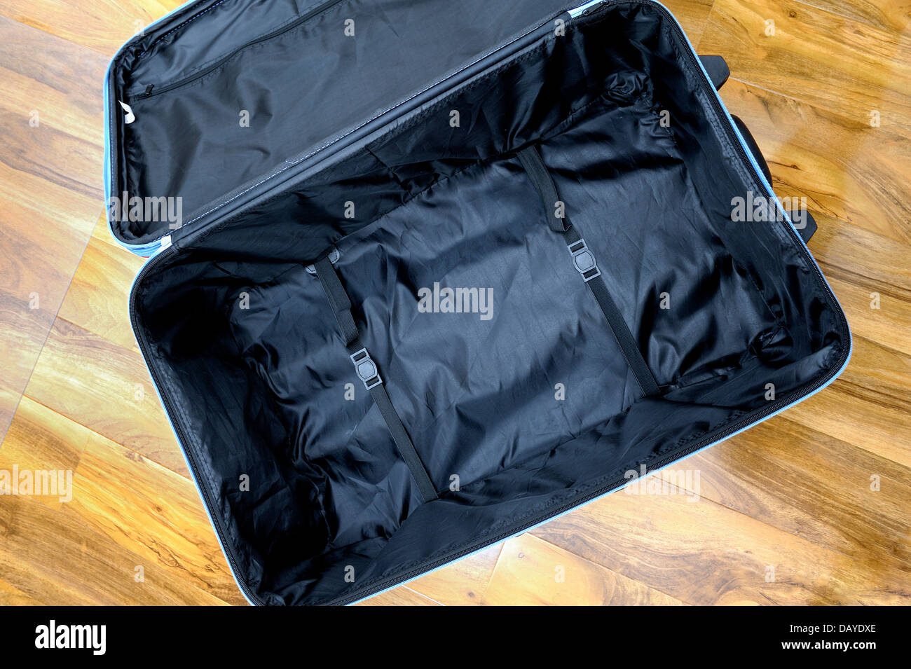 Empty suitcase hi-res stock photography and images - Alamy