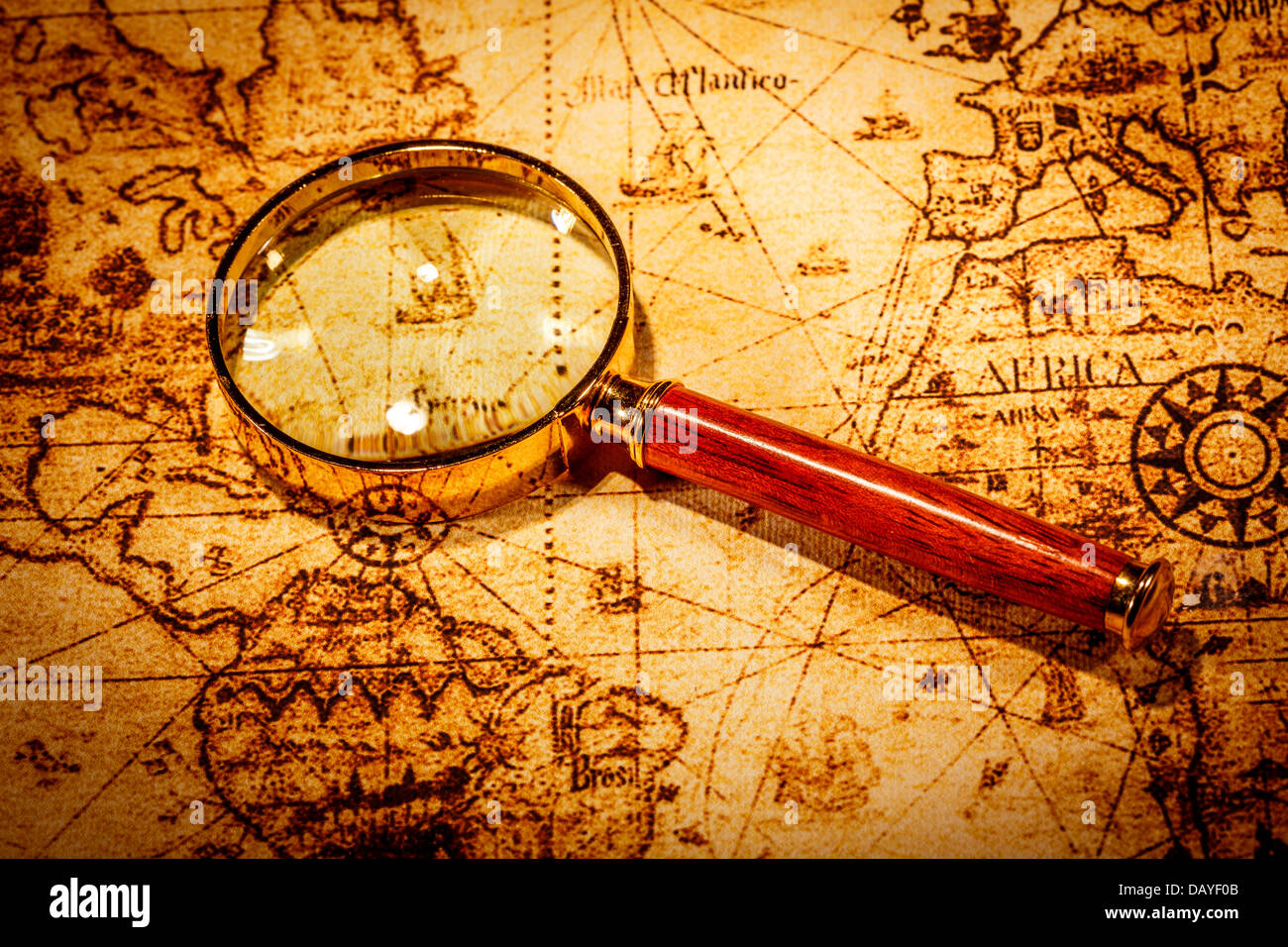 Vintage magnifying glass hi-res stock photography and images - Alamy