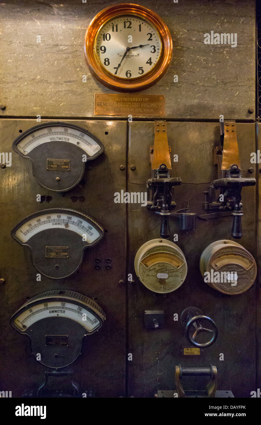 Clock generator hi-res stock photography and images - Alamy