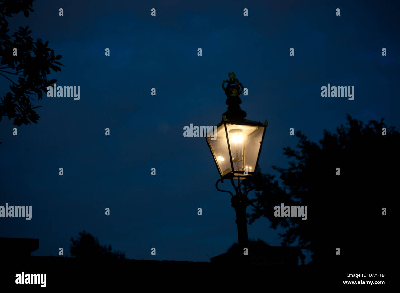 Royal gas lamps lit at night kensington palace gardens Stock Photo - Alamy