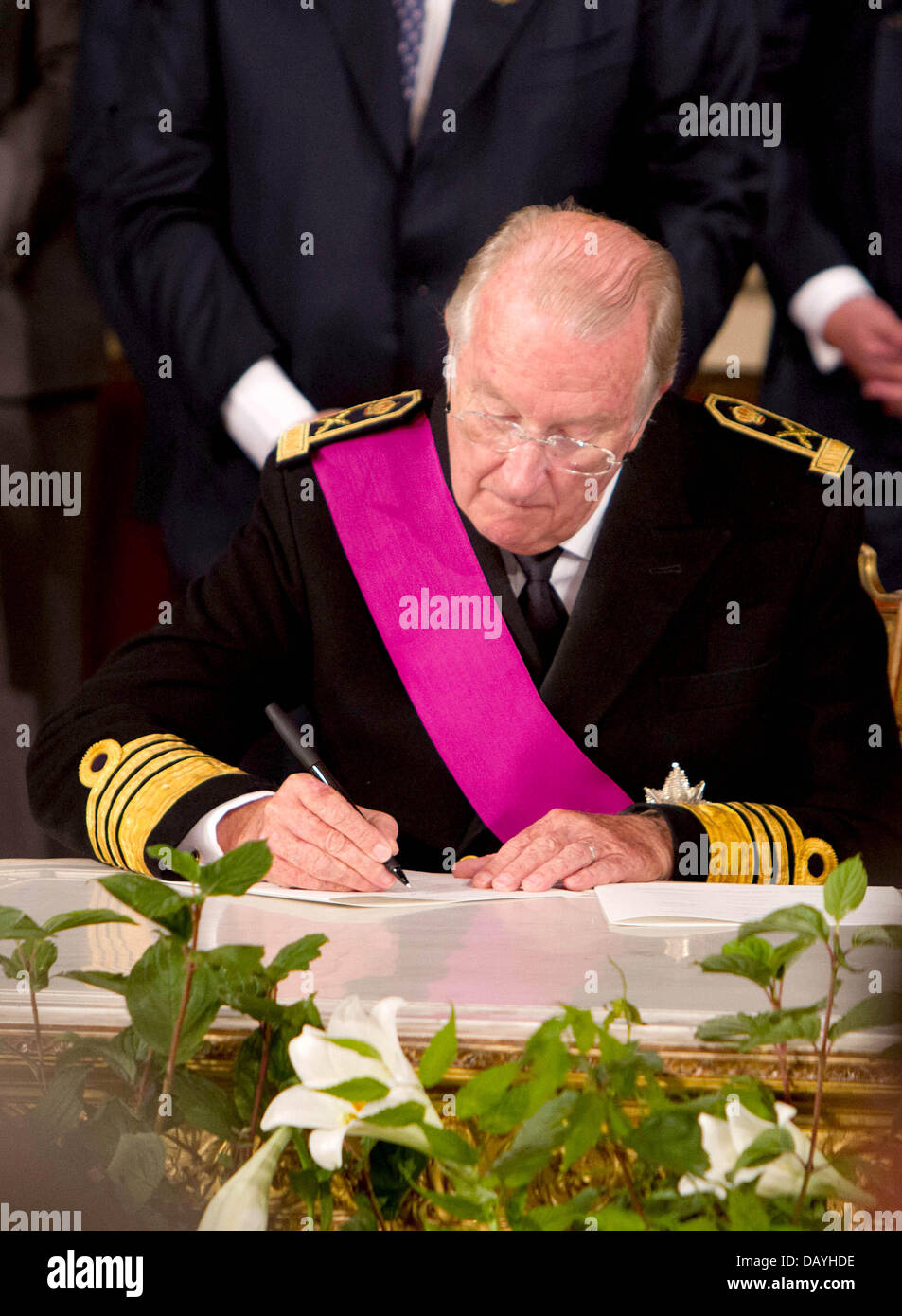 King Albert II of Belgium signs his abdication during the ceremony at ...